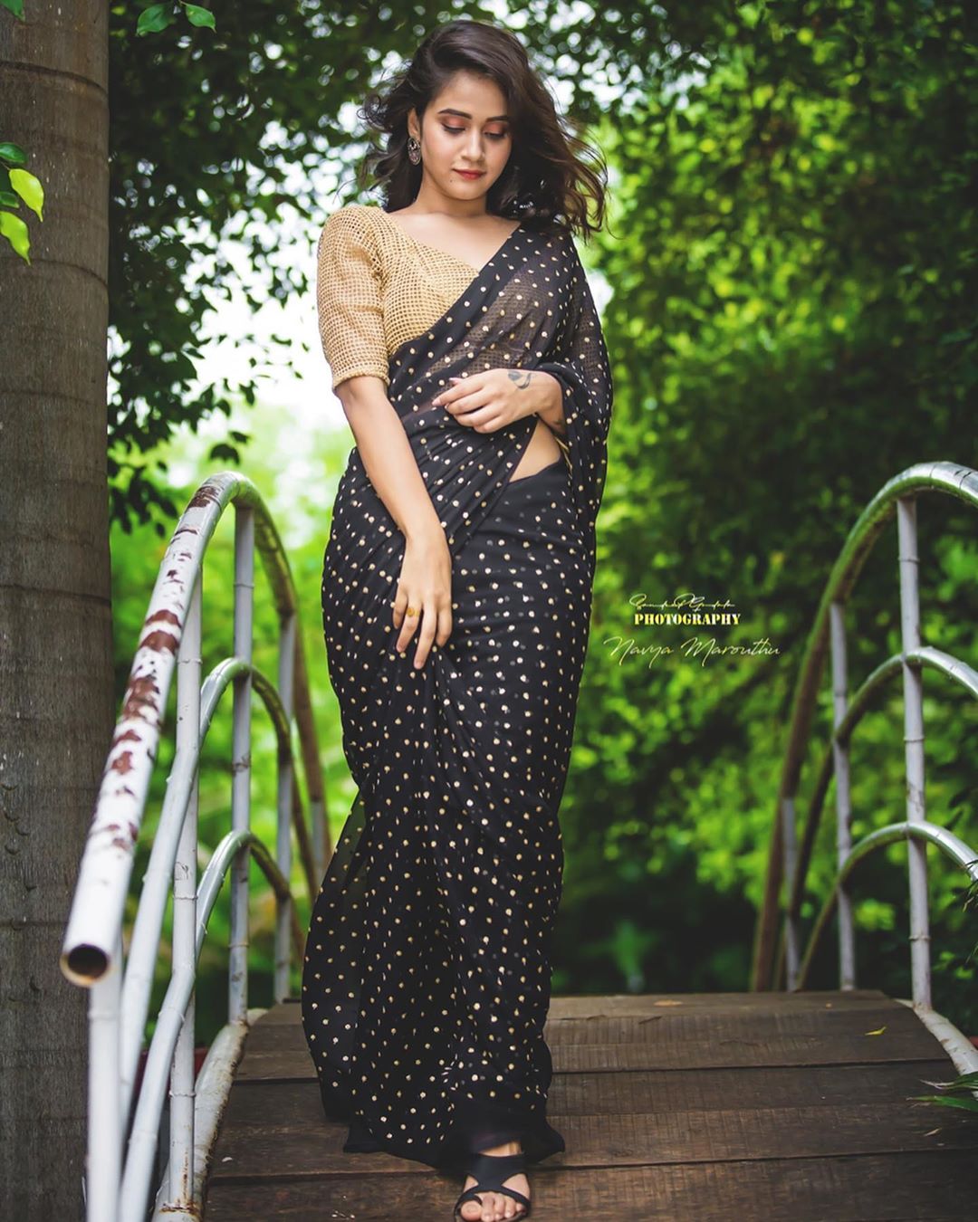 Deepthi Sunaina: బ్లాక్ శారీలో అందాలు చిందించే దీప్తి సునైనాను చూస్తే ...