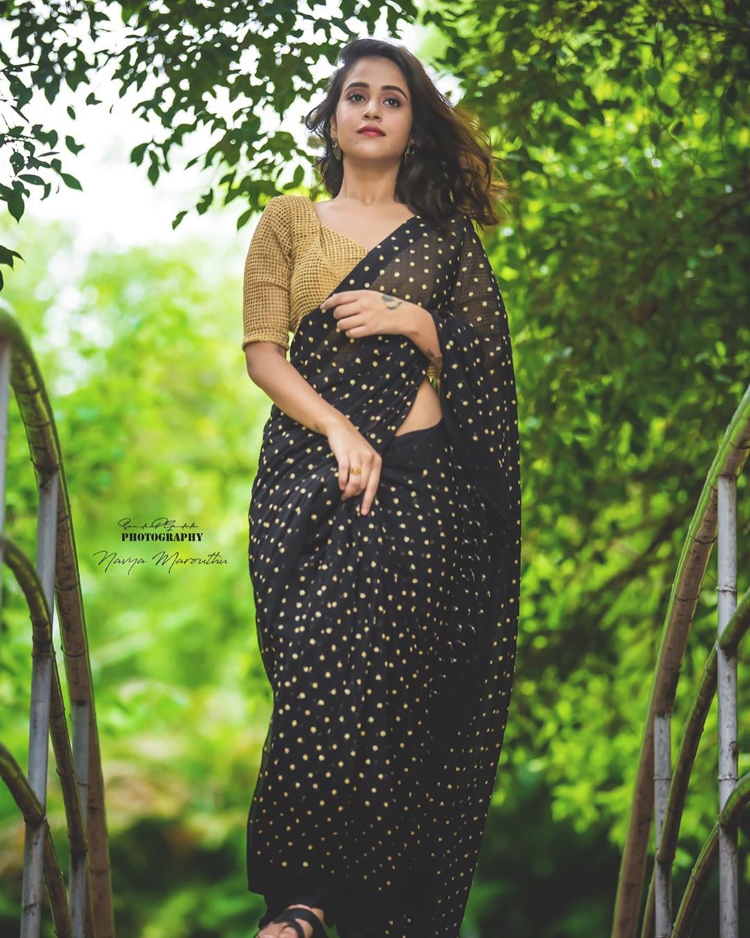 Deepthi Sunaina: బ్లాక్ శారీలో అందాలు చిందించే దీప్తి సునైనాను చూస్తే ...