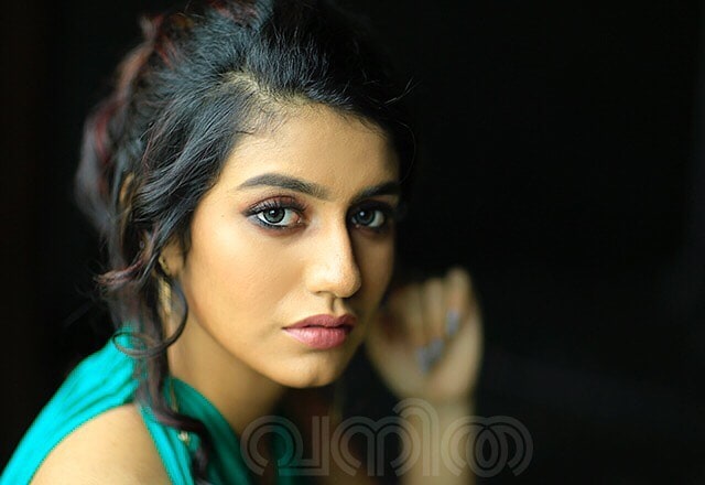 మత్తైన కళ్ళతో కిక్కెక్కిస్తోన్న ప్రియా... పరేషాన్ అవుతోన్న కుర్రకారు ...