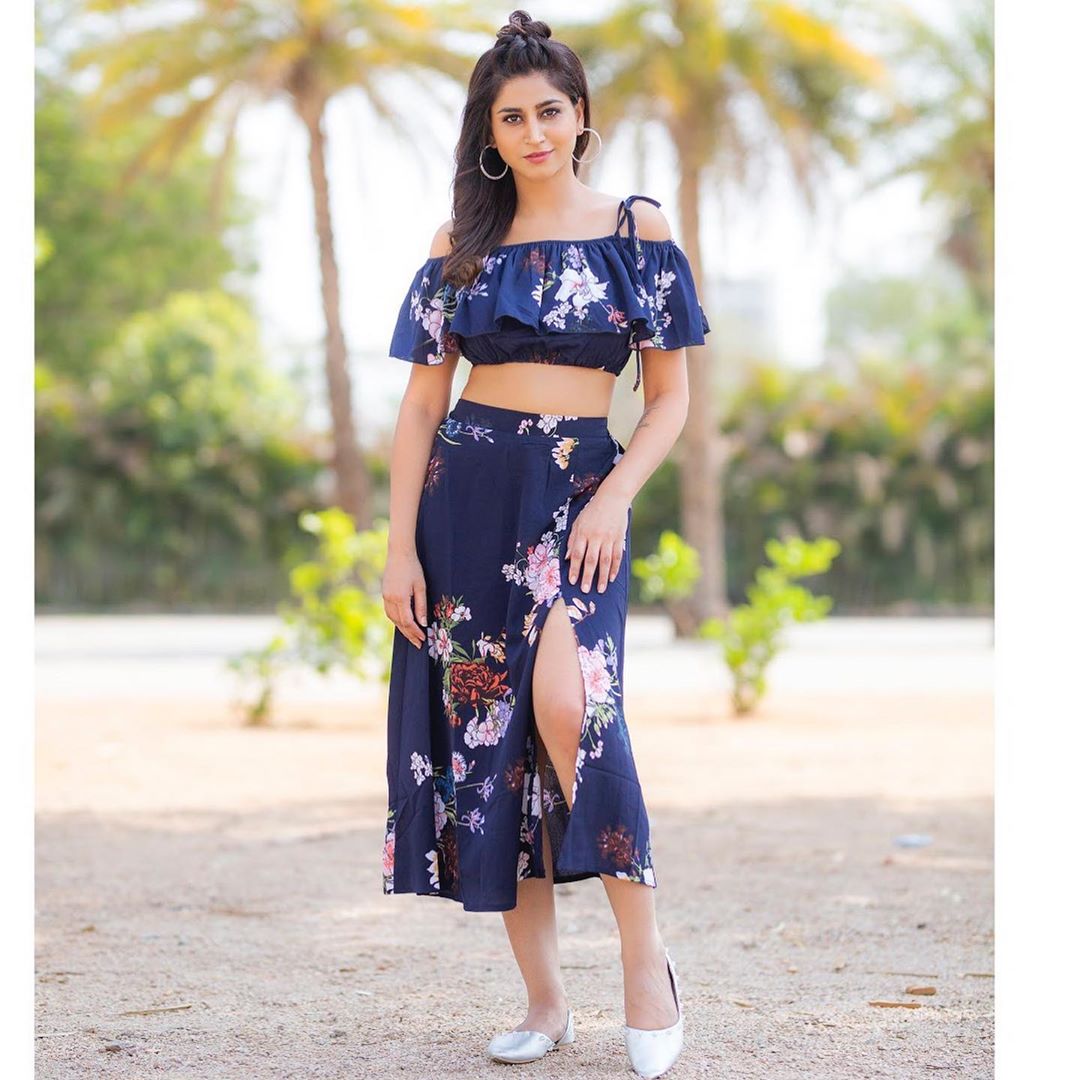 నాభి అందాలతో మత్తెక్కిస్తున్న వర్షిణి సుందరరాజన్ .. – News18 తెలుగు