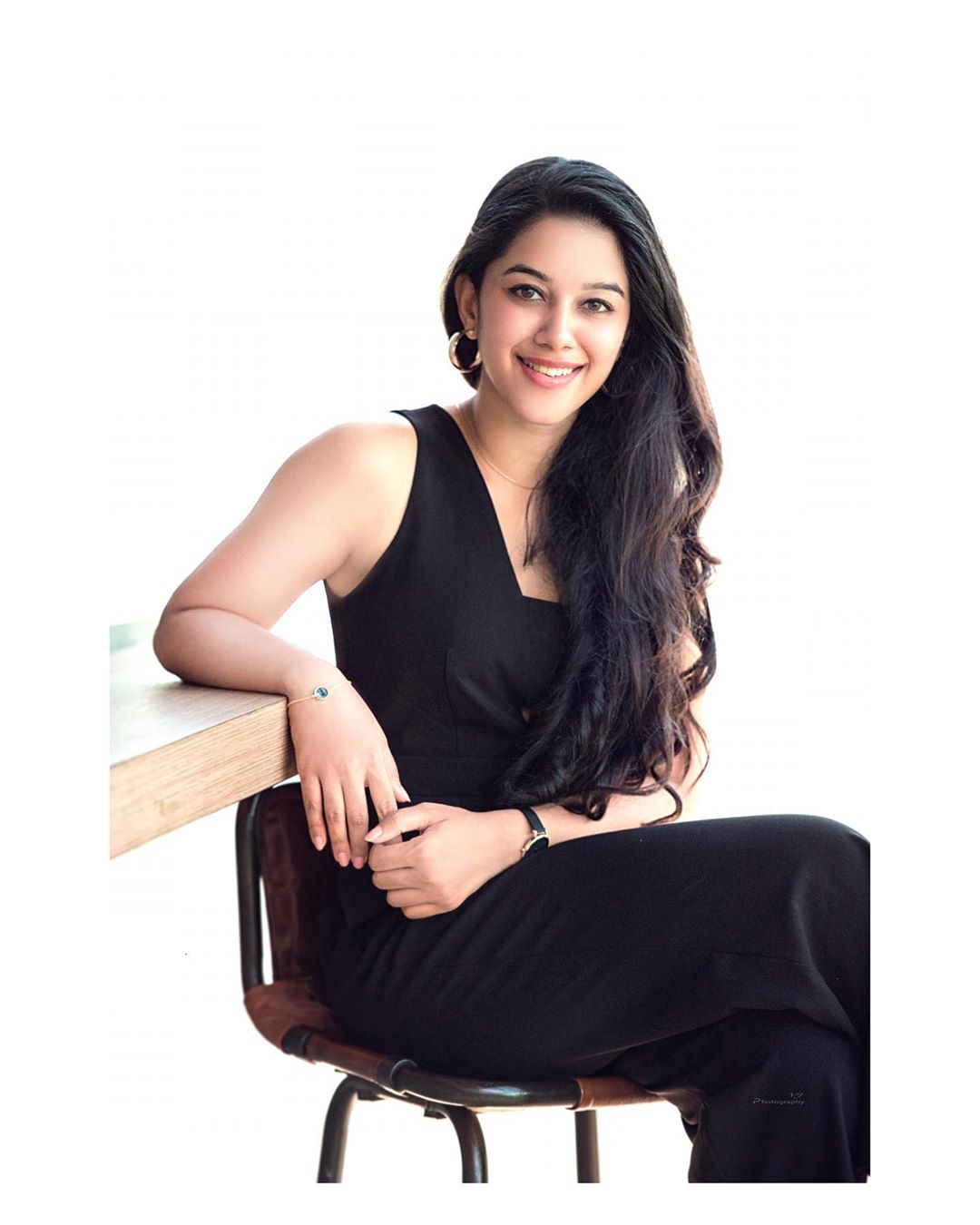 తెలుగు తెరకు కొత్త అందం... వాల్మీకి భామ మృణాళిని రవి లేటెస్ట్ పిక్స్ ...