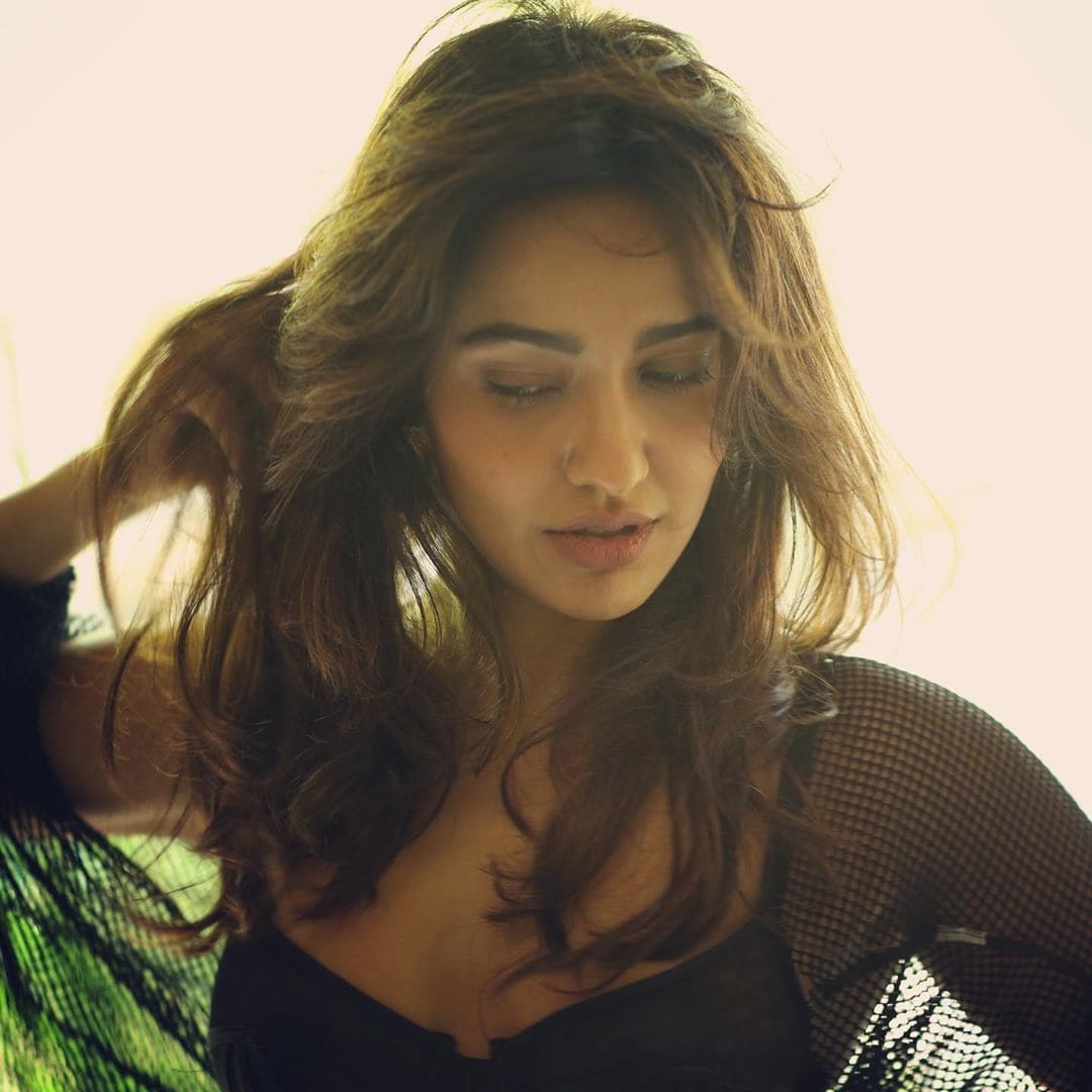 Neha Sharma: నేహా.. పరువాల అందాలు ఆహా.. అభిమానులకు నిద్ర లేని రాత్రులే ...