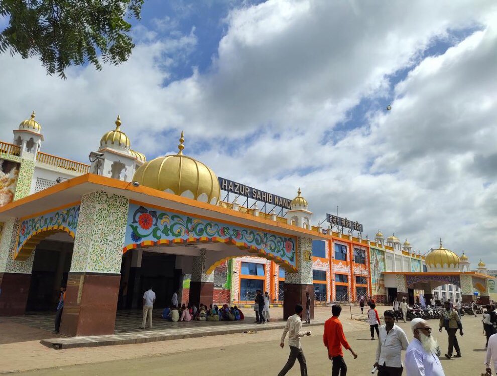 PICS: పర్యాటక క్షేత్రాలు కాదు.. ఇవి నిజంగానే రైల్వే స్టేషన్లు ...