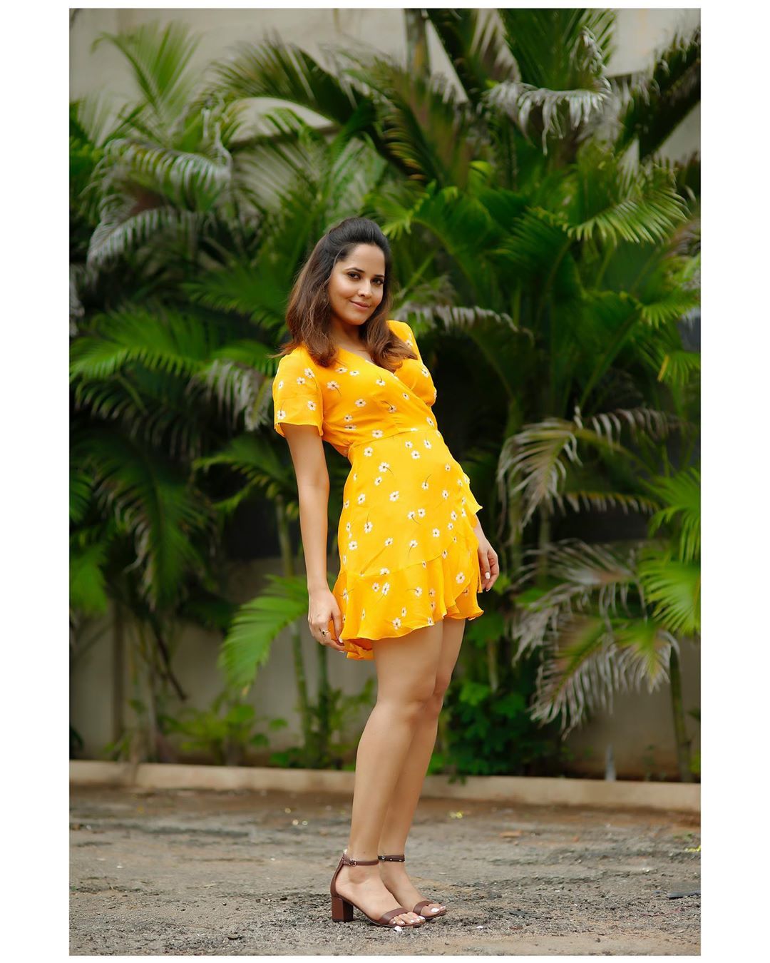 కవ్విస్తోన్న అనసూయ నడుమందాలు.. – News18 తెలుగు