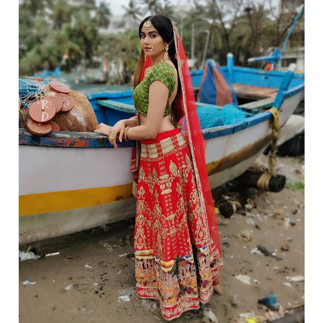 వావ్ అనిపించేలా.. అదా శర్మ నడుము ఒంపులు.. | heroine adah sharma ...