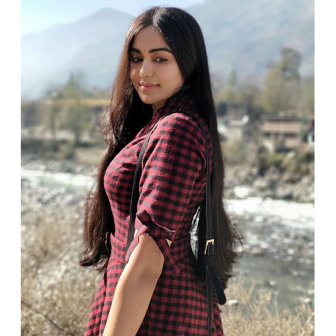 వావ్ అనిపించేలా.. అదా శర్మ నడుము ఒంపులు.. | heroine adah sharma ...