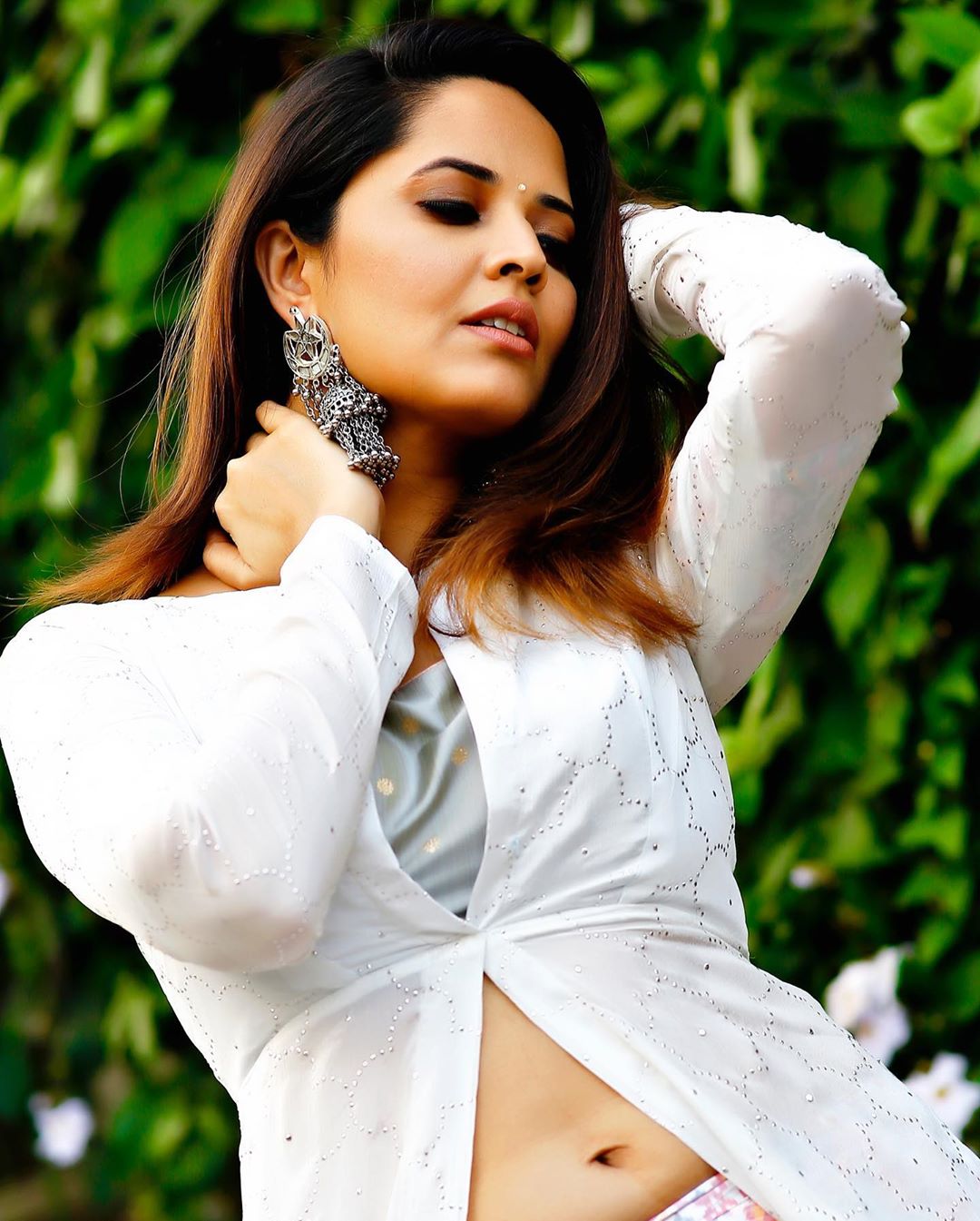 కవ్విస్తోన్న అనసూయ నడుమందాలు.. – News18 తెలుగు