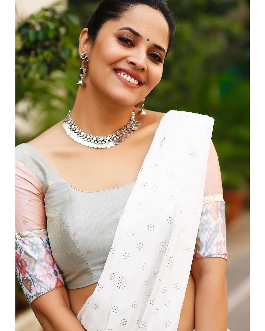 బ్యాక్‌లెస్ టాప్‌తో అదిరిన అనసూయ పిక్స్..., Anasuya looks stunning in ...