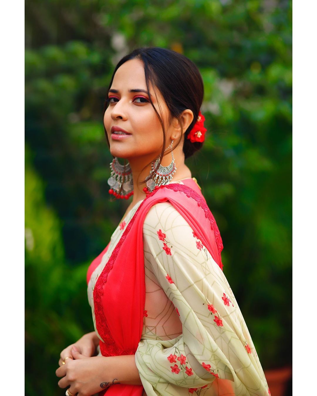 కవ్విస్తోన్న అనసూయ నడుమందాలు.. – News18 తెలుగు