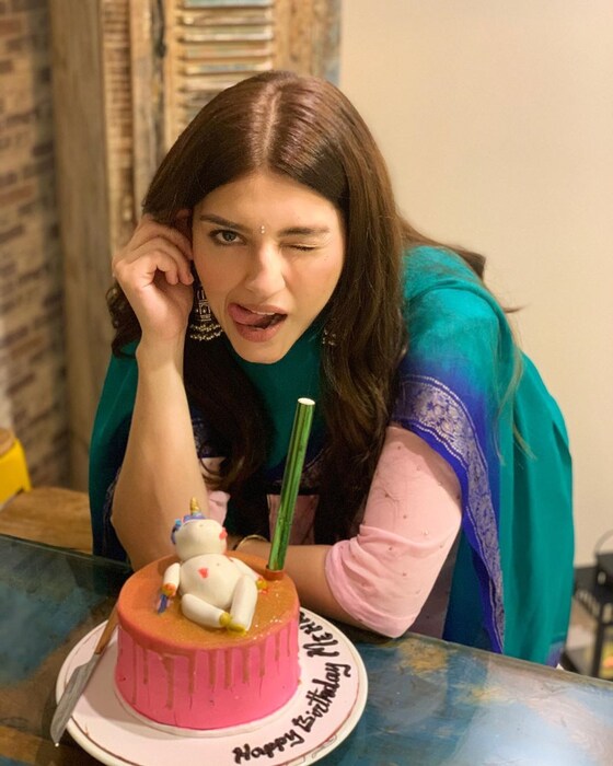 Mehreen : మెరిసిపోతున్న అందాల మెహ్రీన్..