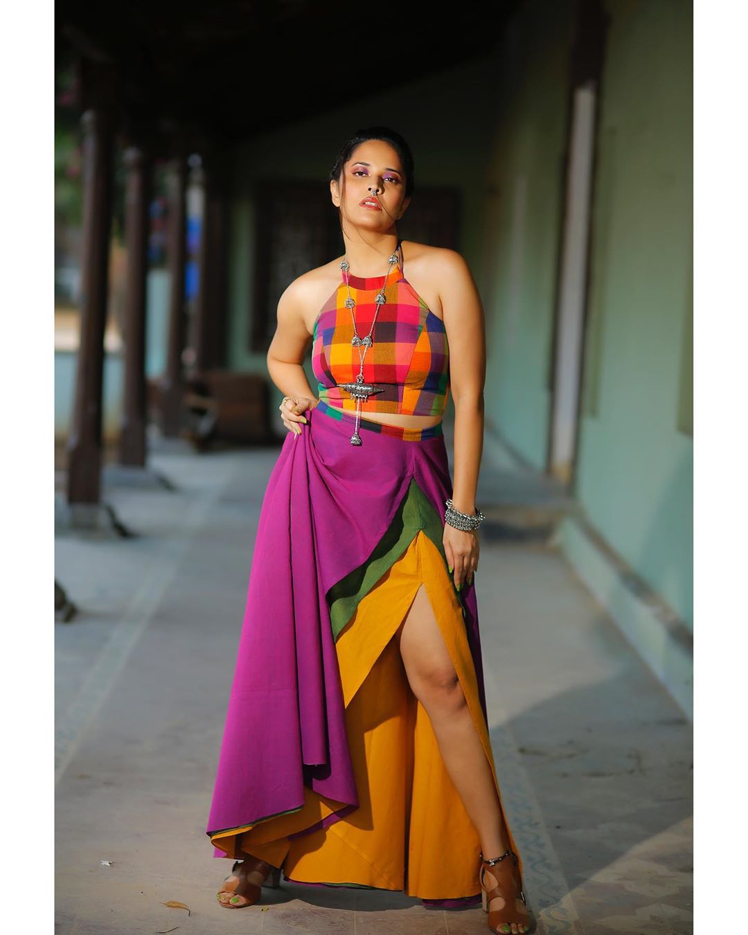 కవ్విస్తోన్న అనసూయ నడుమందాలు.. – News18 తెలుగు