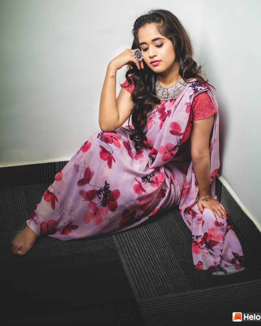 Deepthi Sunaina : దీప్తి సునైనా నడుమందాలు.. కేక పెట్టిస్తోన్న సోషల్ ...