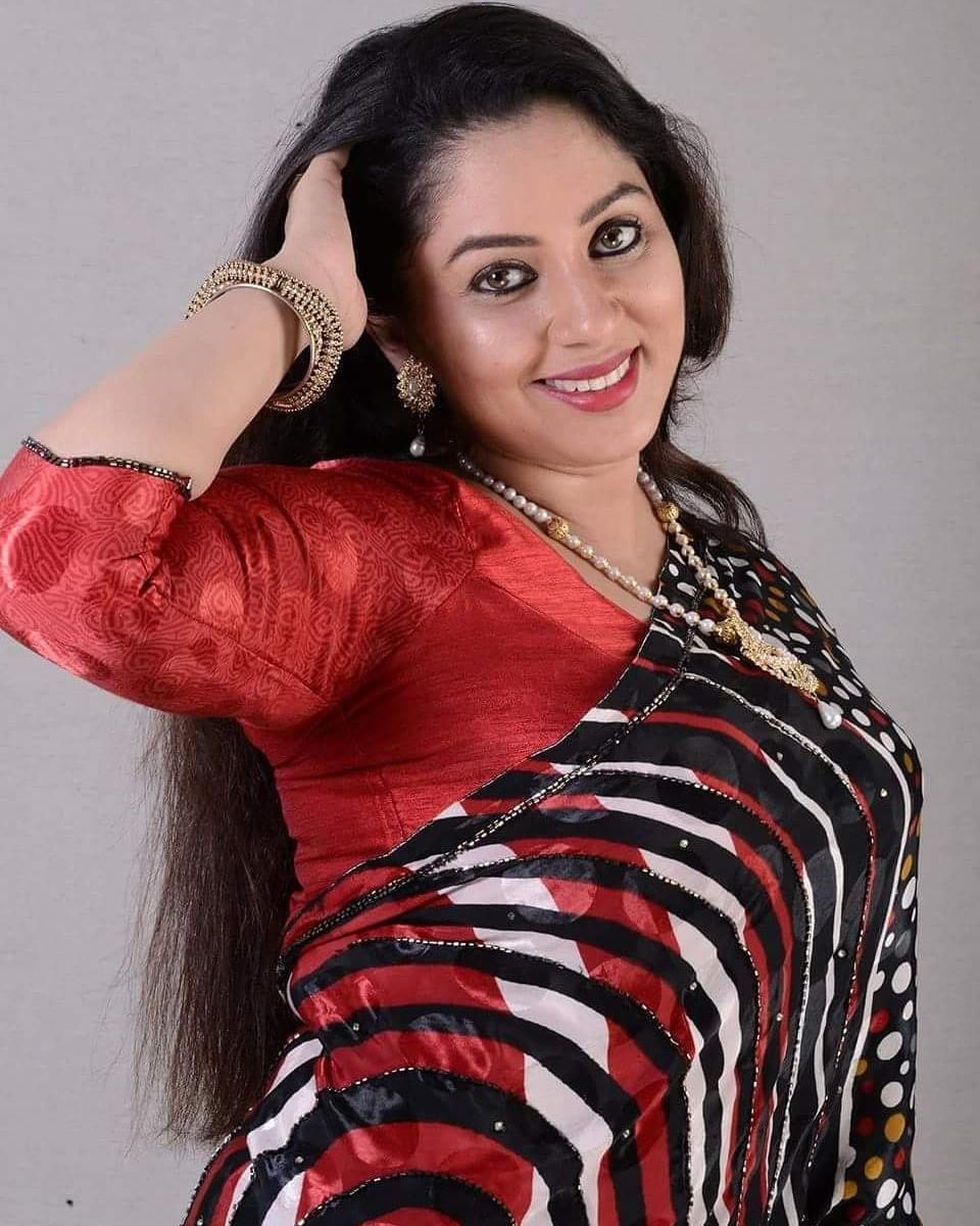 Sreeya Remesh: కవ్వించే కళ్లతో గుబులు రేపుతున్న టీవీ సీరియల్ ఆంటీని ...