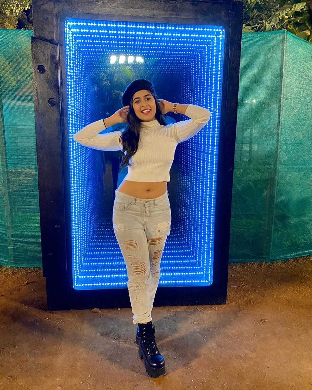 మోడల్ నిఖిత శర్మ నాభి అందాలు.. – News18 తెలుగు