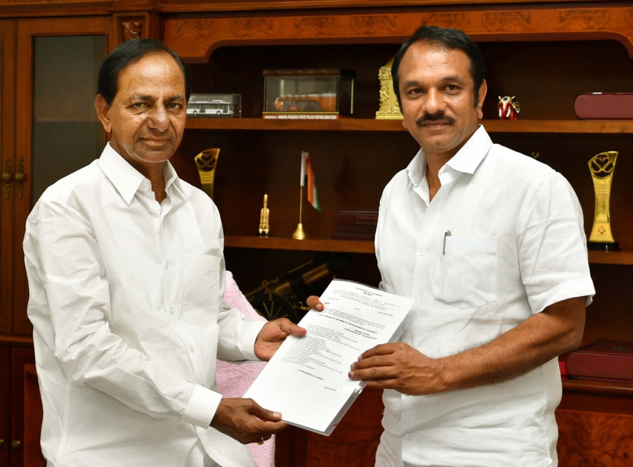 News18 Telugu - పార్టీ మారిన ఎమ్మెల్యేకు కేబినెట్ ర్యాంక్ పదవి ఇచ్చిన ...