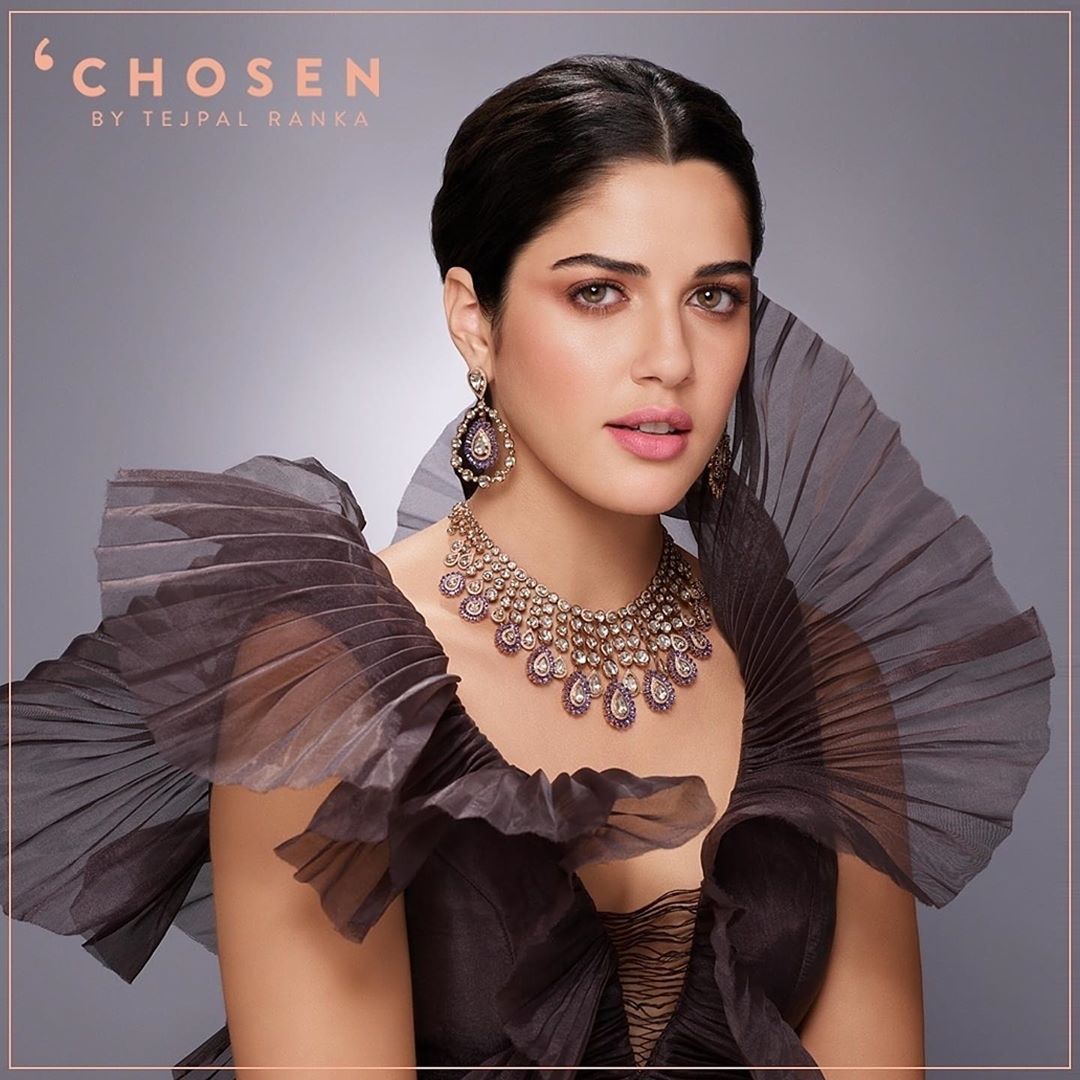 వరల్డ్ ఫేమస్ లవర్ ఇజబెల్లా లైట్ హాట్ పిక్స్... Vijay Devarakonda world ...