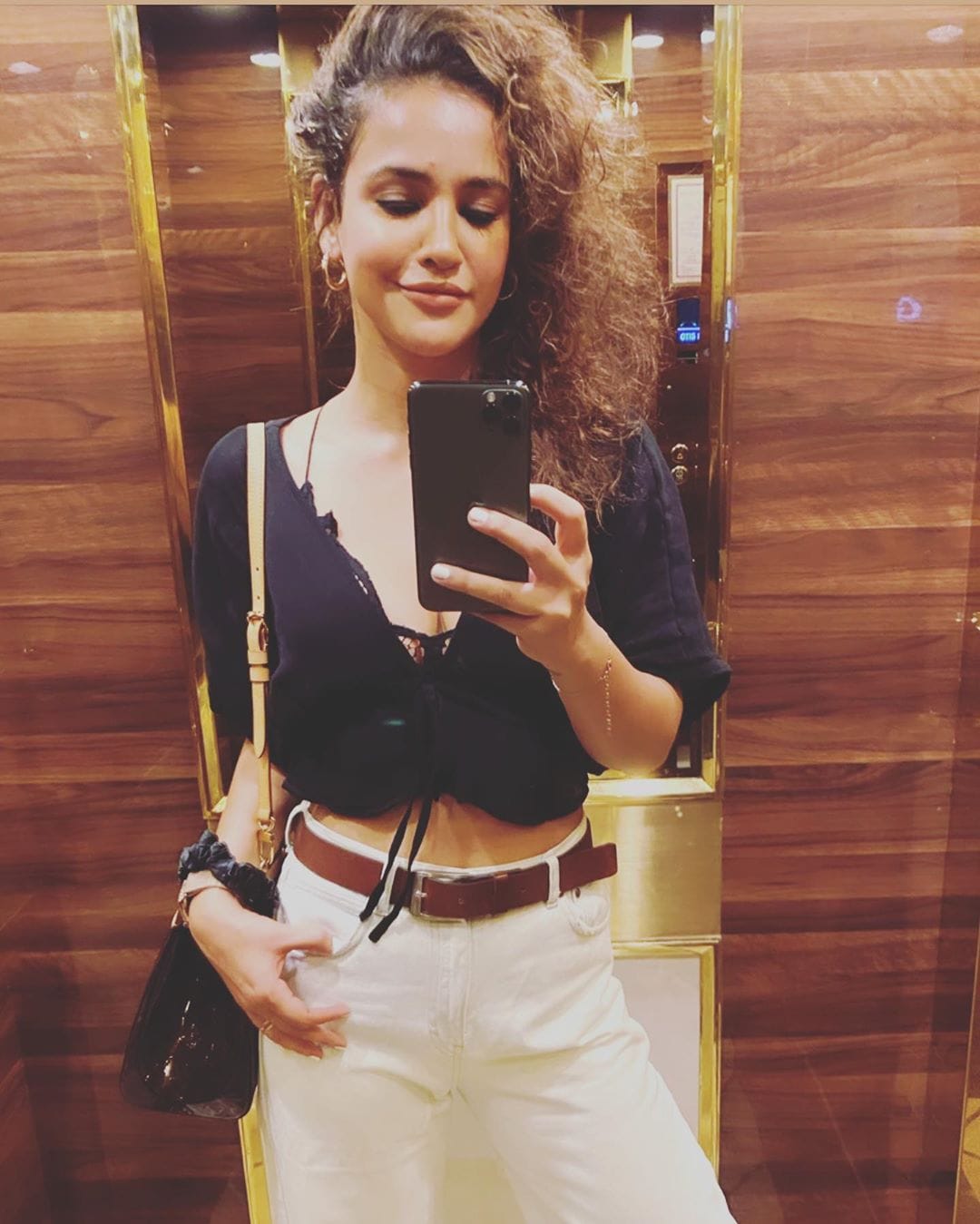 కిక్కెక్కించేలా ఆయేషా శర్మ హాట్ పిక్స్.. – News18 తెలుగు