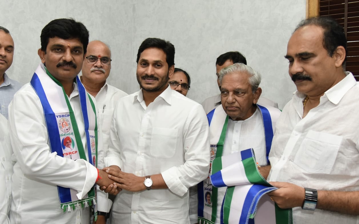 చంద్రబాబుకు మరో షాక్.. వైసీపీలో చేరిన మాజీ మంత్రి – News18 తెలుగు