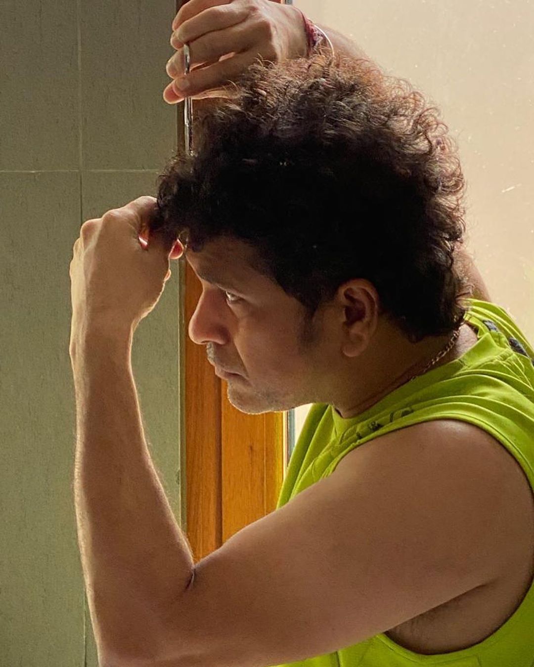 మొన్న కోహ్లీ... ఇప్పుడు సచిన్... ఇంట్లోనే హెయిర్ కట్స్... | Corona ...