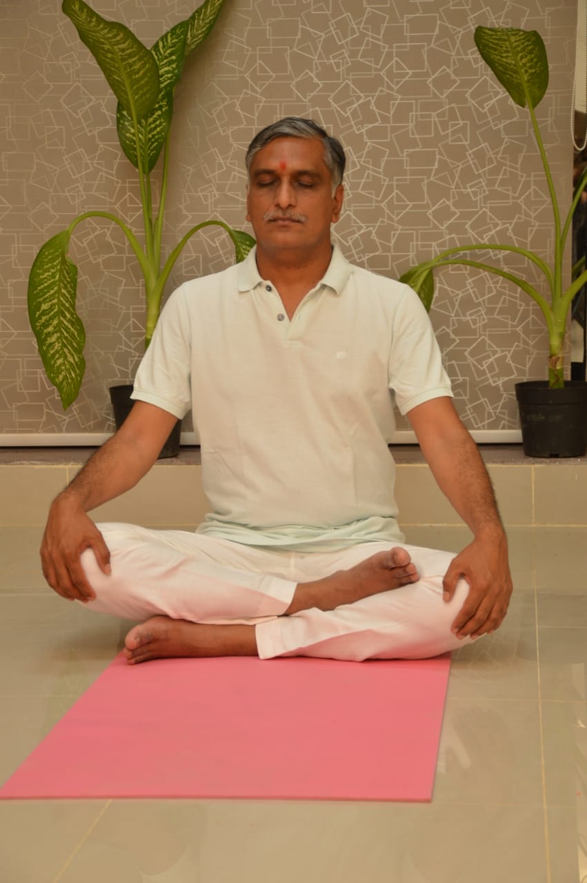 Yoga Day 2020 | మంత్రి హరీశ్ రావు యోగాసనాలు... – News18 తెలుగు