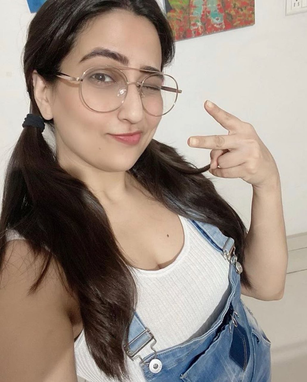 కొంటెచూపులతో హీటు పుట్టిస్తున్న టీవీ యాంకర్..మంజూష అందాలు చూడాలని ఉందా ...