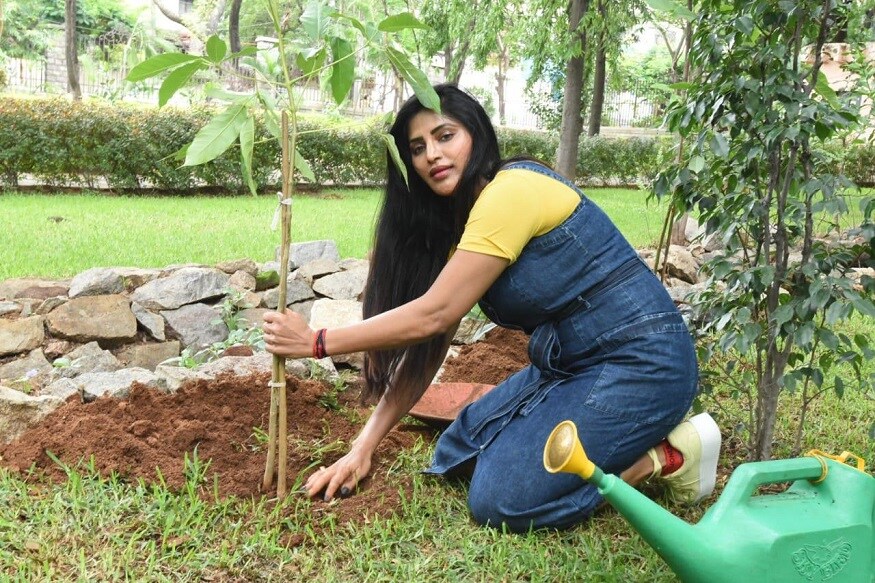 గ్రీన్ ఇండియా ఛాలెంజ్‌లో భాగంగా మొక్కలు నాటిన ఆర్జీవి నగ్నం ఫేమ్ శ్రీ ...