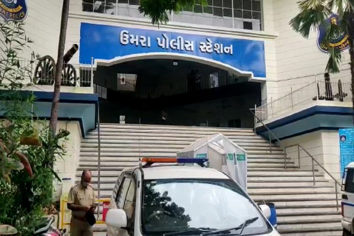 police of surat take ganesh idol and organizers to police station for ...