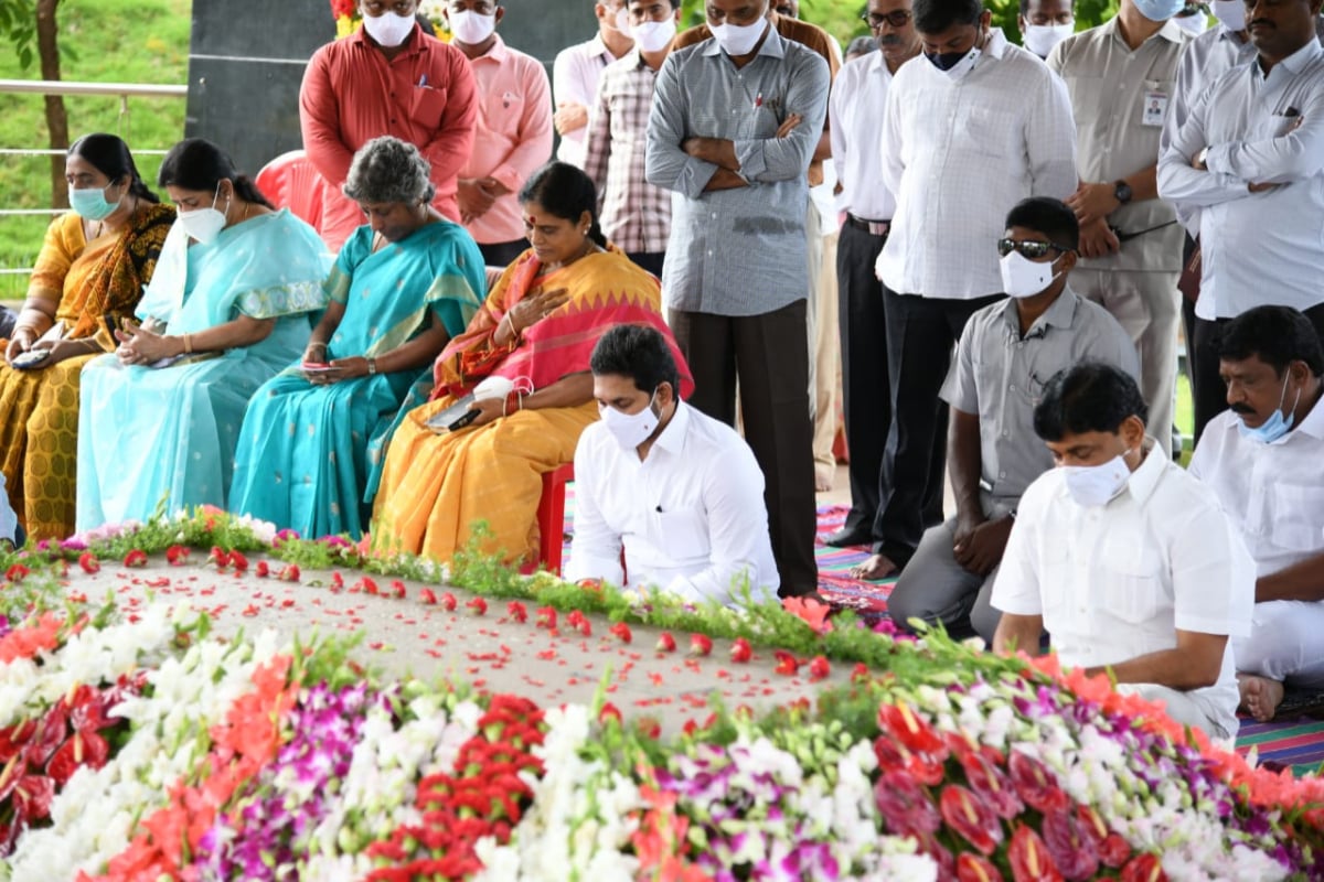 YSR Death Anniversary: మహానేత వైఎస్ రాజశేఖరరెడ్డికి సీఎం జగన్ ఘన ...