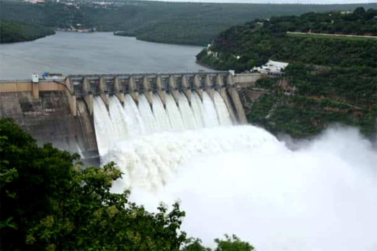 Srisailam Dam: శ్రీశైలం డ్యామ్ 10 గేట్లు ఎత్తివేత.. క్యూకట్టిన పర్యాటకులు