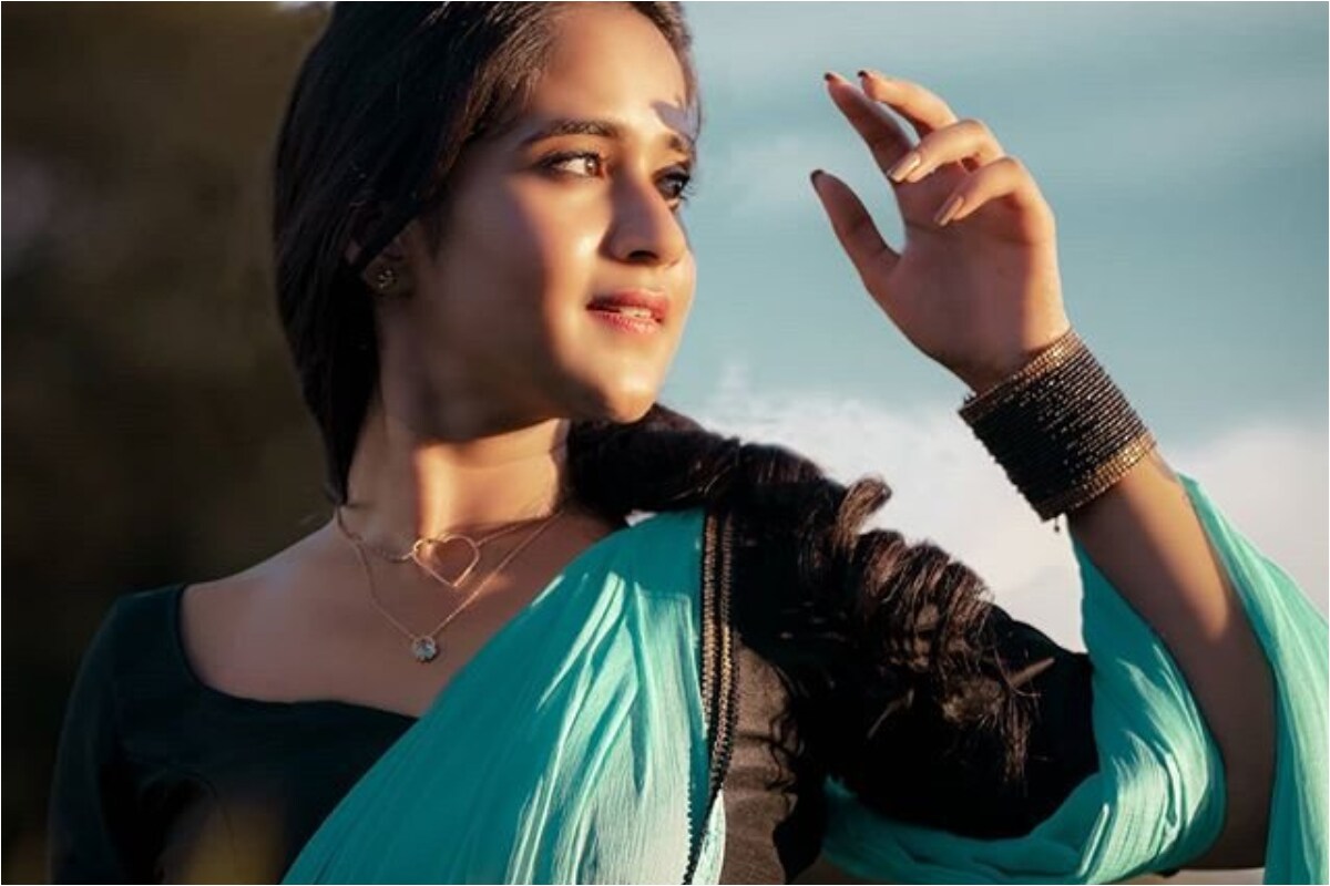 Deepthi Sunaina : బులుగు రంగు చీరలో దుమ్ములేపుతోన్న దీప్తి సునైనా ...