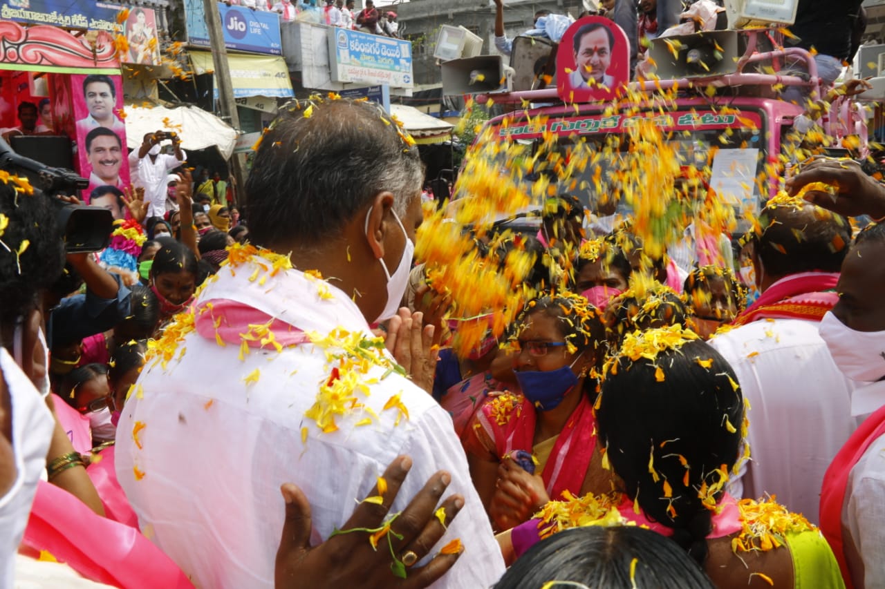 Dubbaka ByPolls: దుబ్బాకలో టీఆర్ఎస్ ఎన్నికల ప్రచారం, కాంగ్రెస్ ...