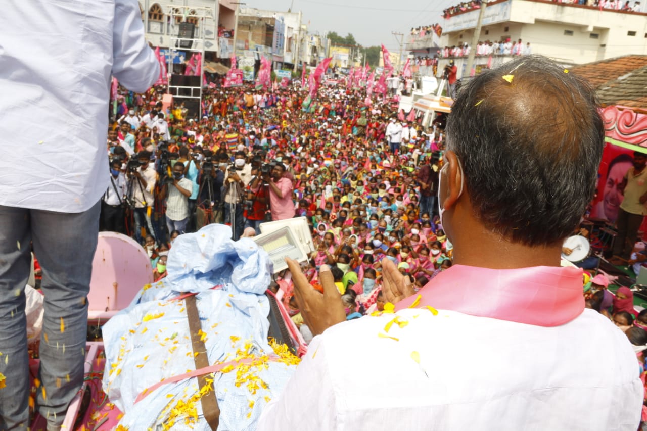Dubbaka ByPolls: దుబ్బాకలో టీఆర్ఎస్ ఎన్నికల ప్రచారం, కాంగ్రెస్ ...