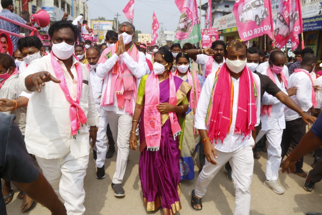 Dubbaka ByPolls: దుబ్బాకలో టీఆర్ఎస్ ఎన్నికల ప్రచారం, కాంగ్రెస్ ...