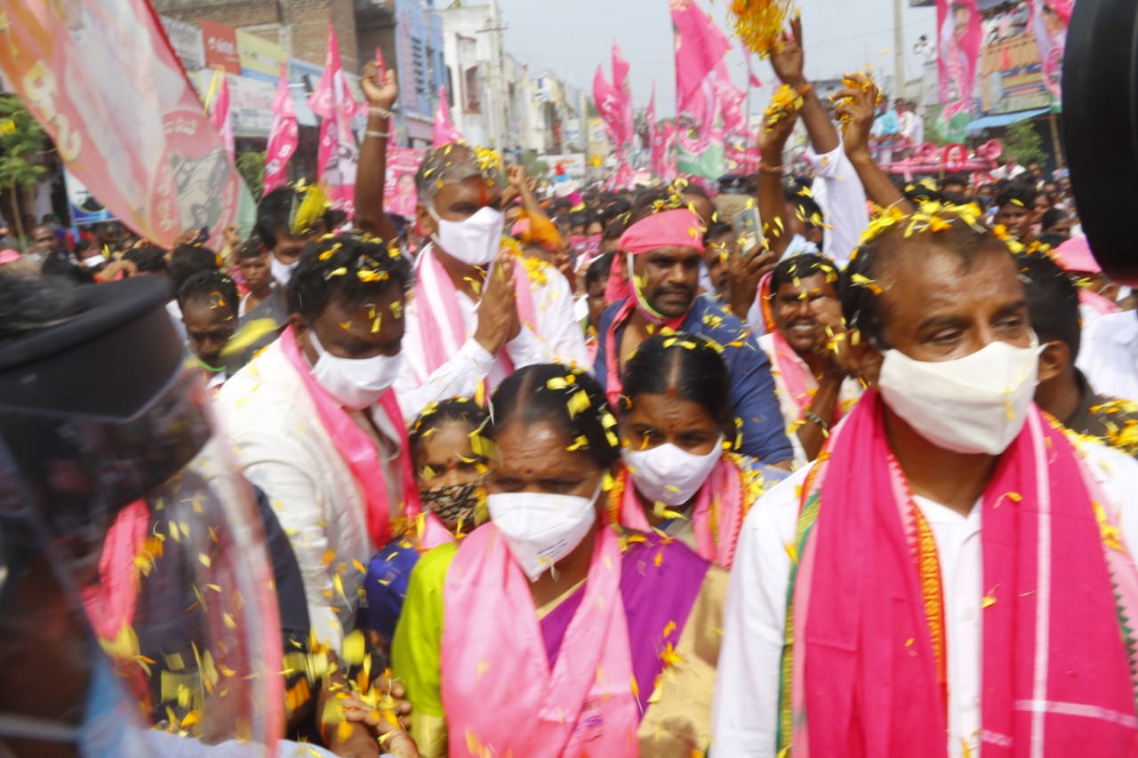 Dubbaka ByPolls: దుబ్బాకలో టీఆర్ఎస్ ఎన్నికల ప్రచారం, కాంగ్రెస్ ...