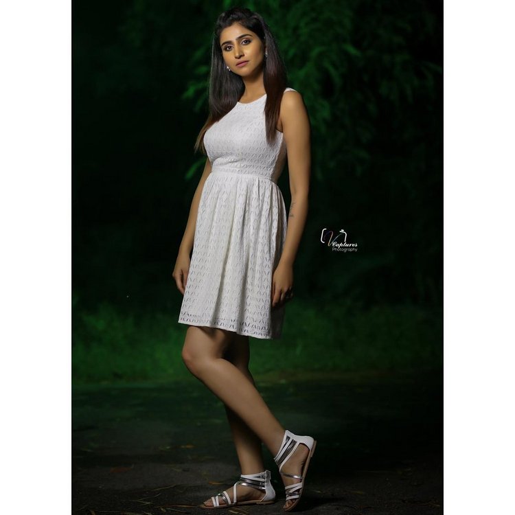 బికినీలో యాంకర్ వర్షిణి.. వైరల్ అవుతోన్న పిక్స్.. – News18 తెలుగు