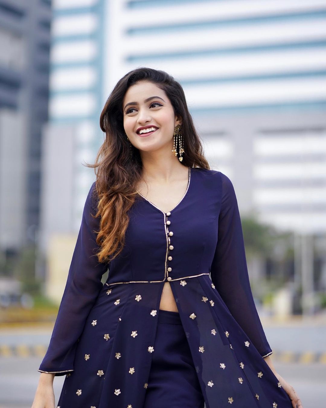 Deepika Pilli : బ్లూ డ్రెస్‌లో మెరిసిపోతున్న దీపికా పిల్లి... అదిరిన ఢీ ...