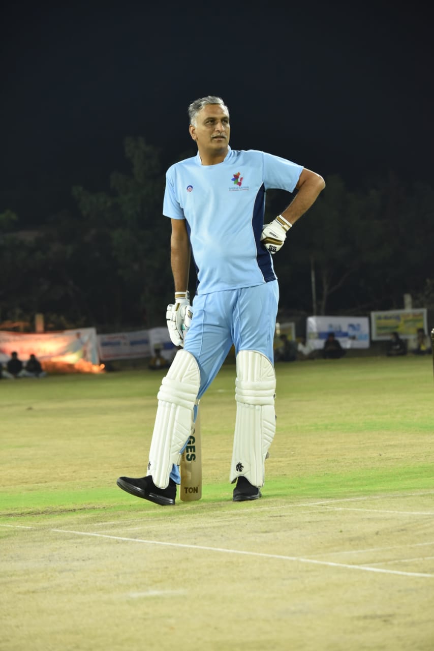 స్క్వేర్ కట్, కవర్ డ్రైవ్, డిఫెన్స్.. హరీశ్ రావు కెప్టెన్ ఇన్నింగ్స్ ...