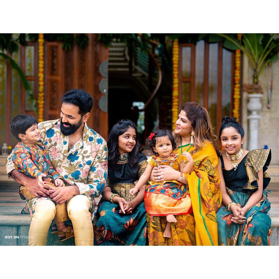 Manchu Family : మంచు విష్ణు కూతుళ్లను చూశారా.. ఎంత క్యూట్‌గా ఉన్నారో ...