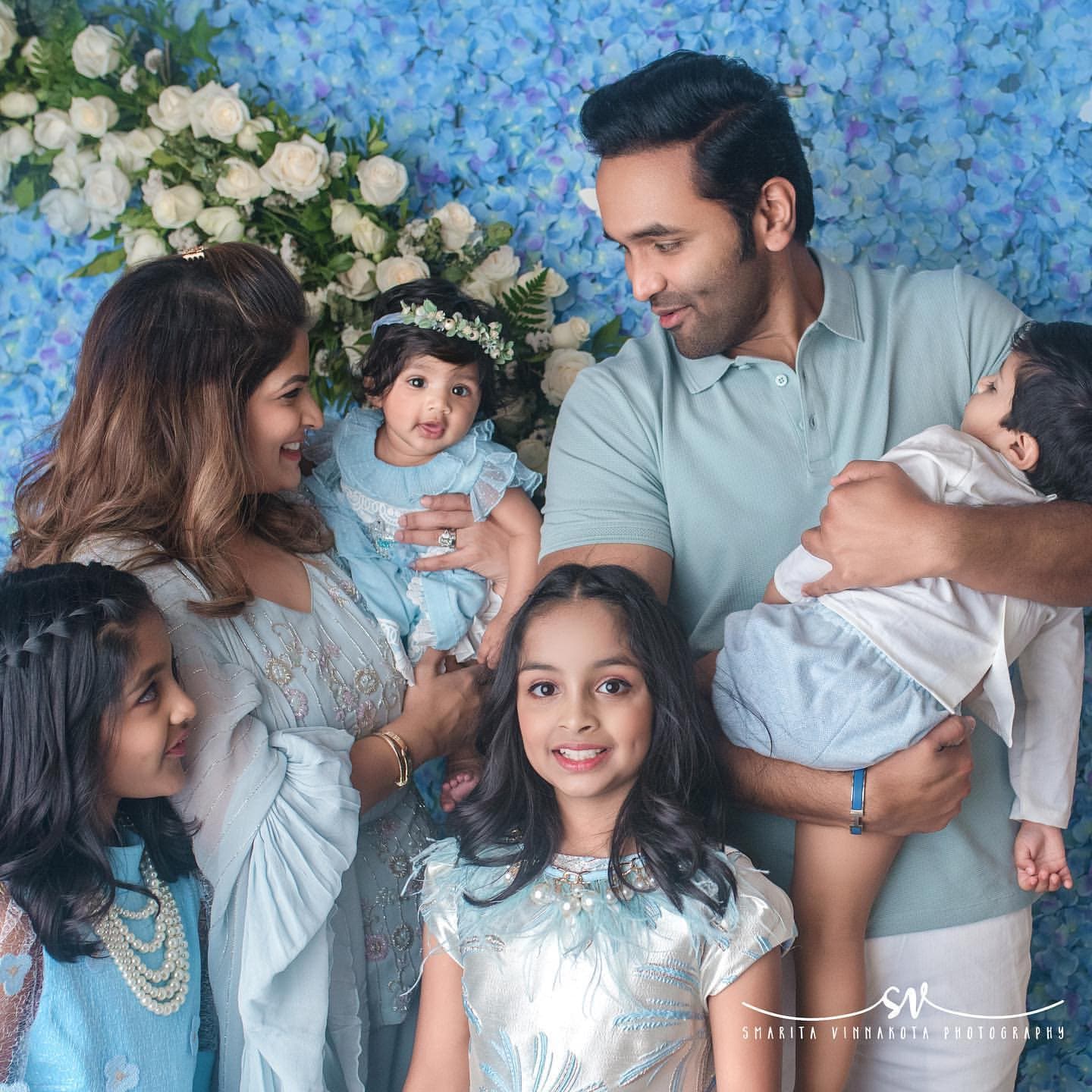 Manchu Family : మంచు విష్ణు కూతుళ్లను చూశారా.. ఎంత క్యూట్‌గా ఉన్నారో ...