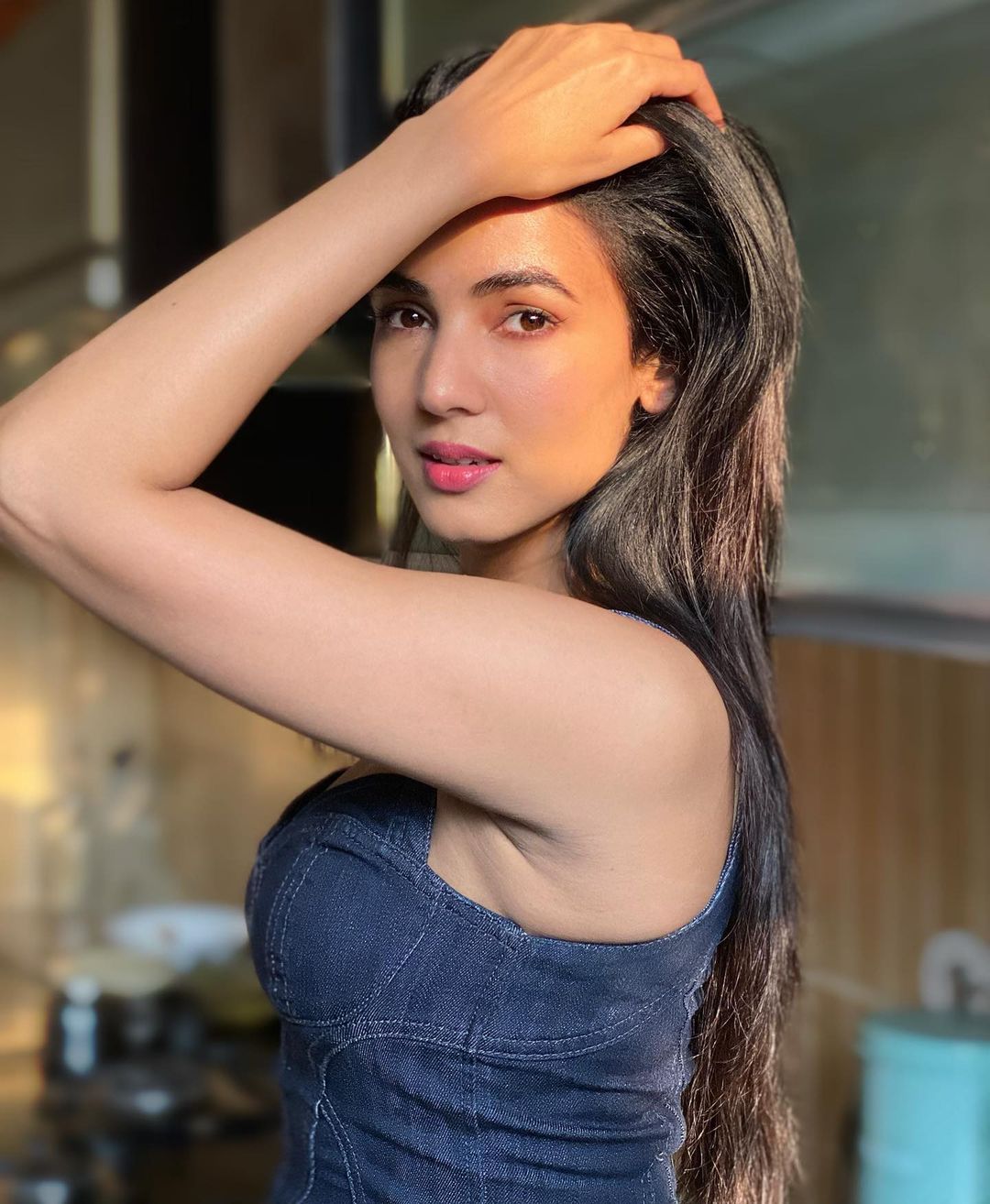 Sonal chauhan: నీలో నా అందాన్ని చూసుకుంటున్నా అంటున్న బాలకృష్ణ భామ ...