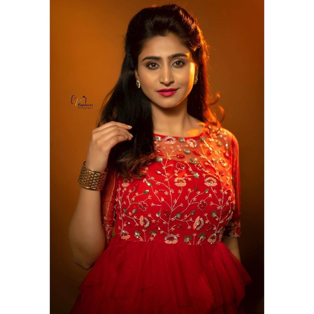 Anchor Varshini: చిట్టి నడుముతో చంపేస్తున్న వర్షిణి పాపను ఇలా చూస్తుంటే ...