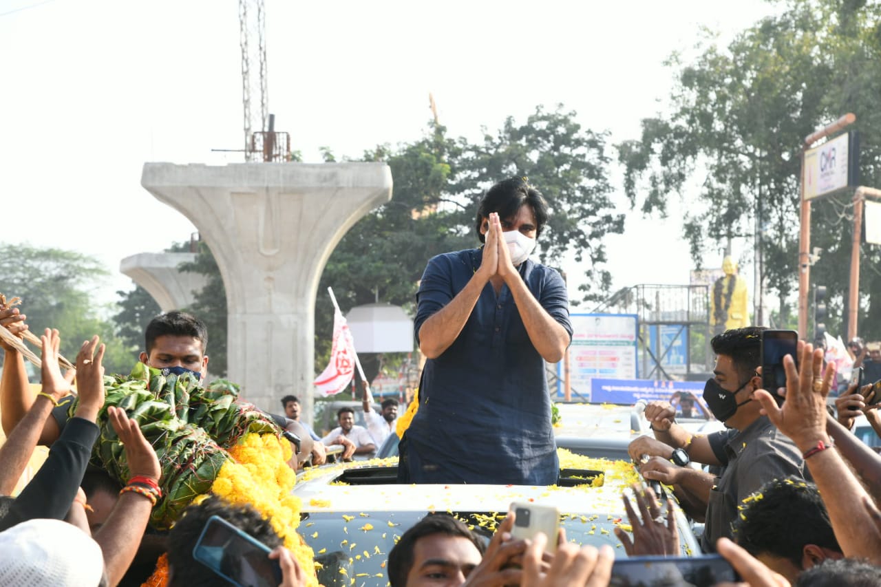 Pawan Kalyan: తిరుపతిలో పవన్ కళ్యాణ్‌కు ఘనస్వాగతం.. పూలవర్షంతో ...