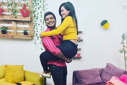 Rahul Sipligunj - Ashu: అషు రెడ్డిని అలా పైకెత్తేసిన రాహుల్ సిప్లిగంజ్.. సోషల్ మీడియాలో వై ...