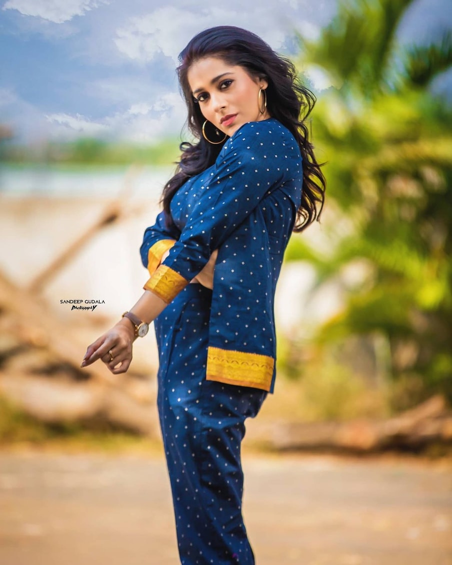 Rashmi Gautam: నీలి రంగు చీరలో రష్మీ గౌతమ్ నడుమందాలు.. చూస్తే చూపు ...