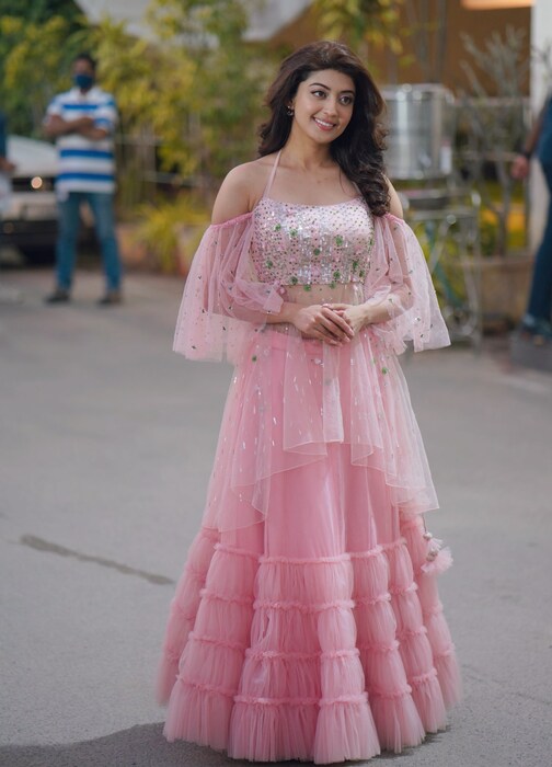 Pranitha Subhash: అద్దం ముందు అందాల ప్రణీత.. కలువ కళ్లతో ...