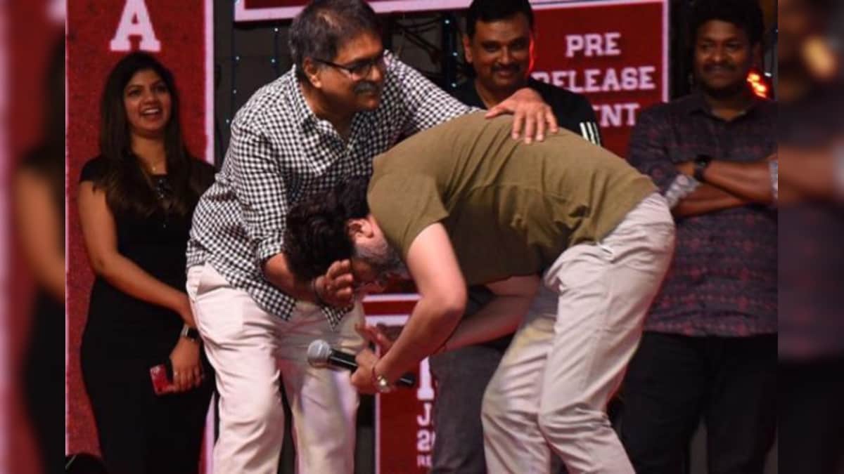 Trivikram Srinivas: అంతా చూస్తుండగానే కన్నీళ్ళతో ఆ నిర్మాత కాళ్లపై పడిన ...