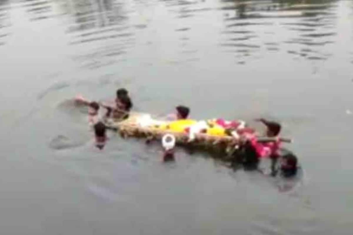 శ్మశానానికి దారేది..అంత్యక్రియలు జరపాలంటే ఆ ఊళ్లో ముప్పుతిప్పలే...నదిలో ...