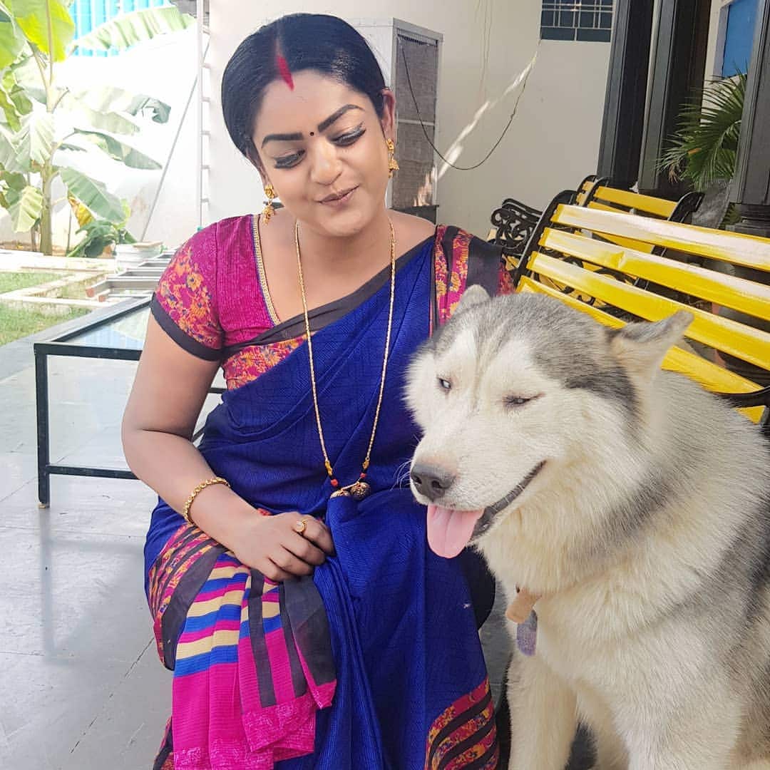 ప్రియమైనవాడితో ఫోటోలకు ఫోజులిచ్చిన వంటలక్క.. పిక్స్ వైరల్.. – News18 తెలుగు