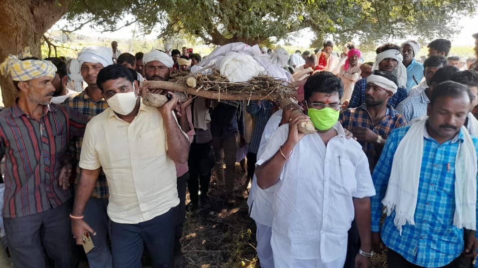 Hanmanth Shinde: పార్టీ నాయకుని పాడె మోసిన టీఆర్‌ఎస్ ఎమ్మెల్యే హన్మంత్ ...