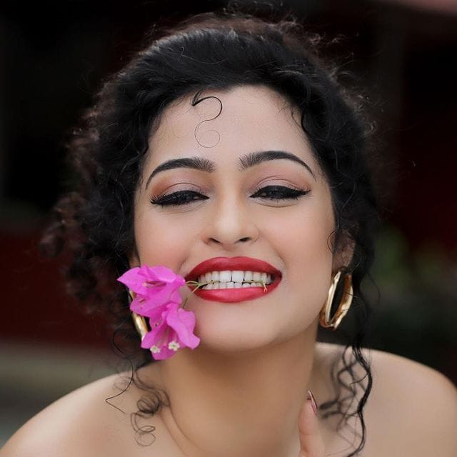 Apsara Rani: టవల్‌తో అందాలను దాచిన అప్సర.. మత్తెక్కించే పోజులతో రచ్చ ...